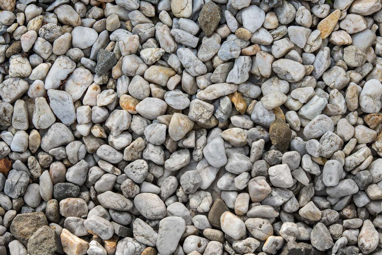 Stones vs. Mulch in Landscaping: Pros & Cons of Each